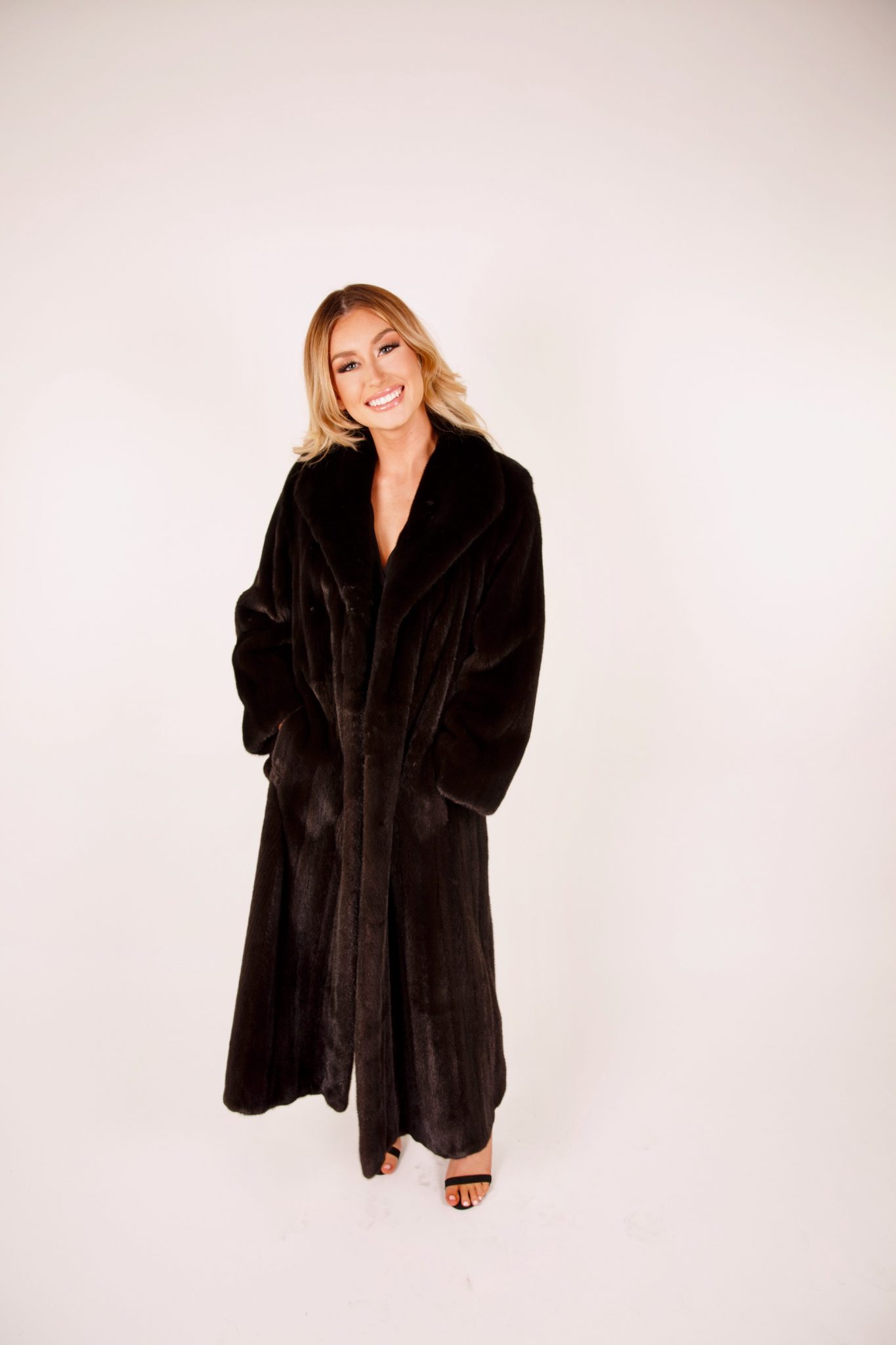 Women's Coats and Jackets Archives - Page 2 of 7 - Sakowitz Furs